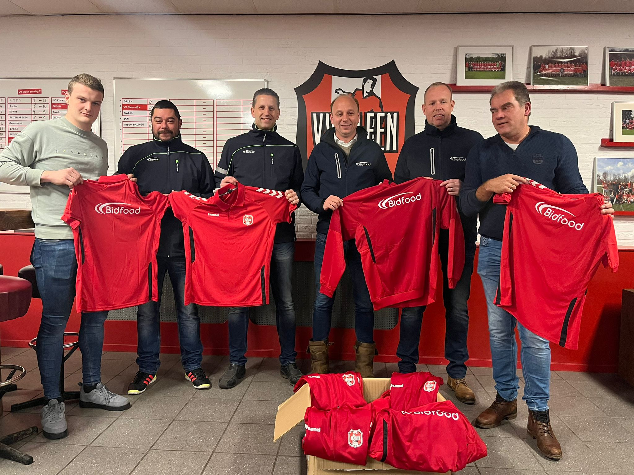 Jeugdafdeling voorzien van nieuwe kleding | Nieuws | SleenWeb